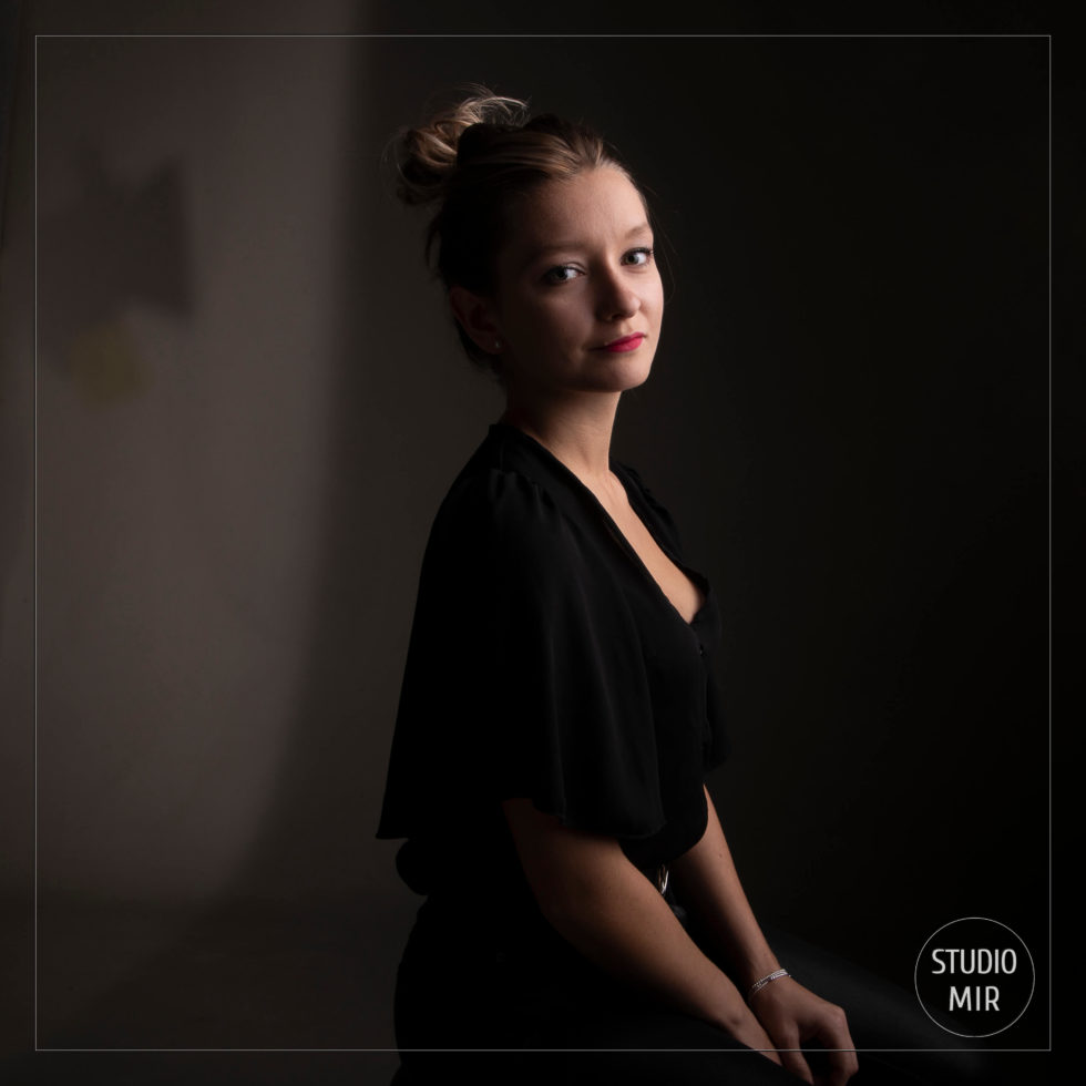 Photographe professionnel : séance photo modèle sombre en studio dans ...