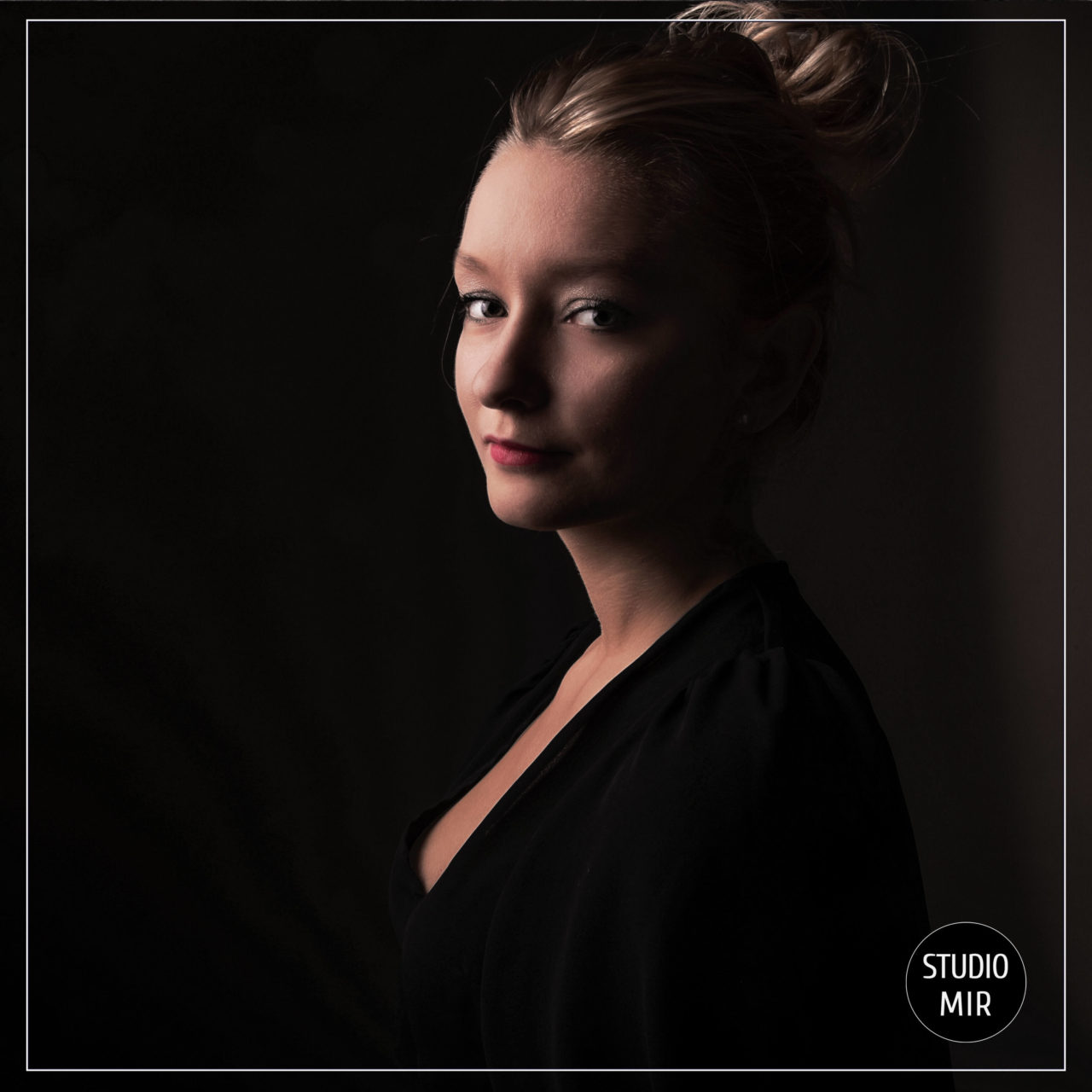 Photographe professionnel : séance photo modèle sombre en studio dans ...