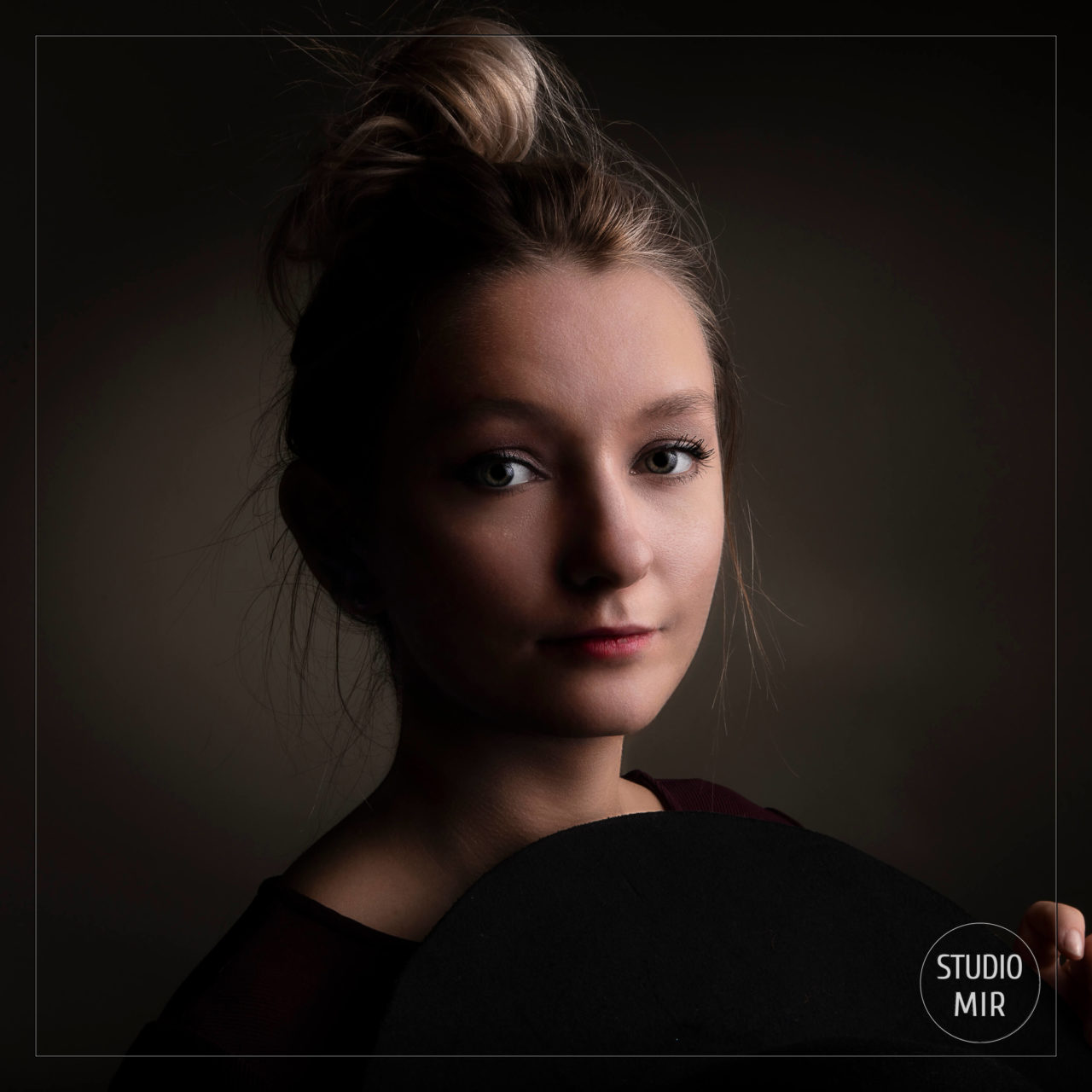 Photographe professionnel : séance photo modèle sombre en studio dans ...