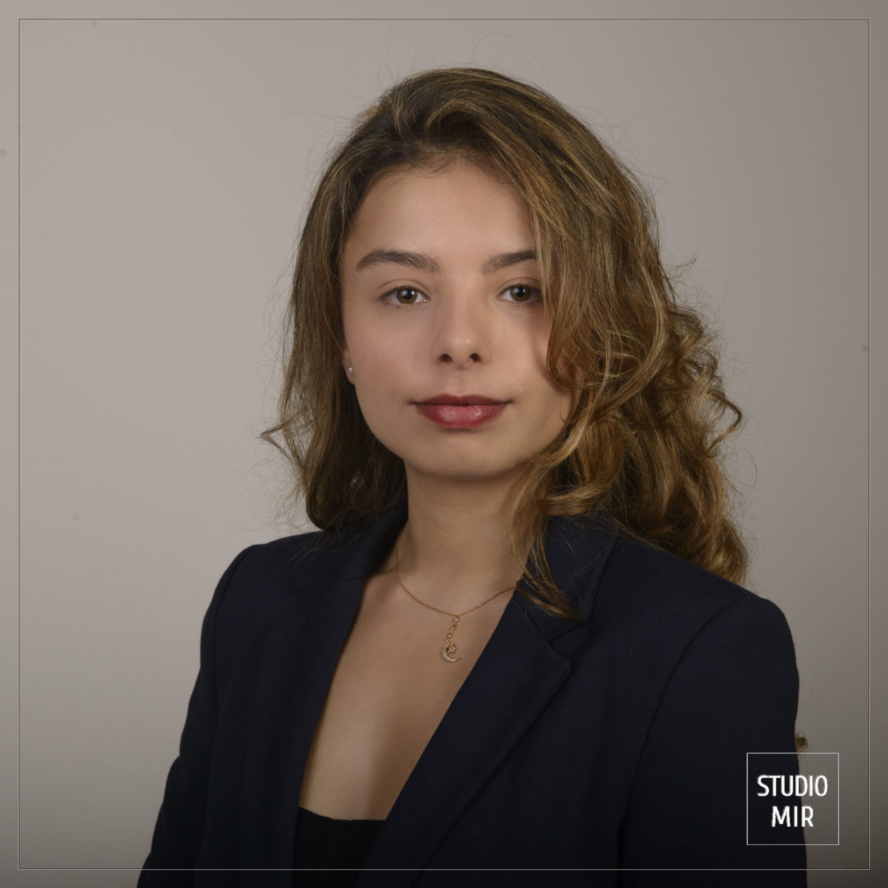 Sublimez votre image professionnelle avec un portrait sur-mesure au Studio Mir Saint-Maur ...